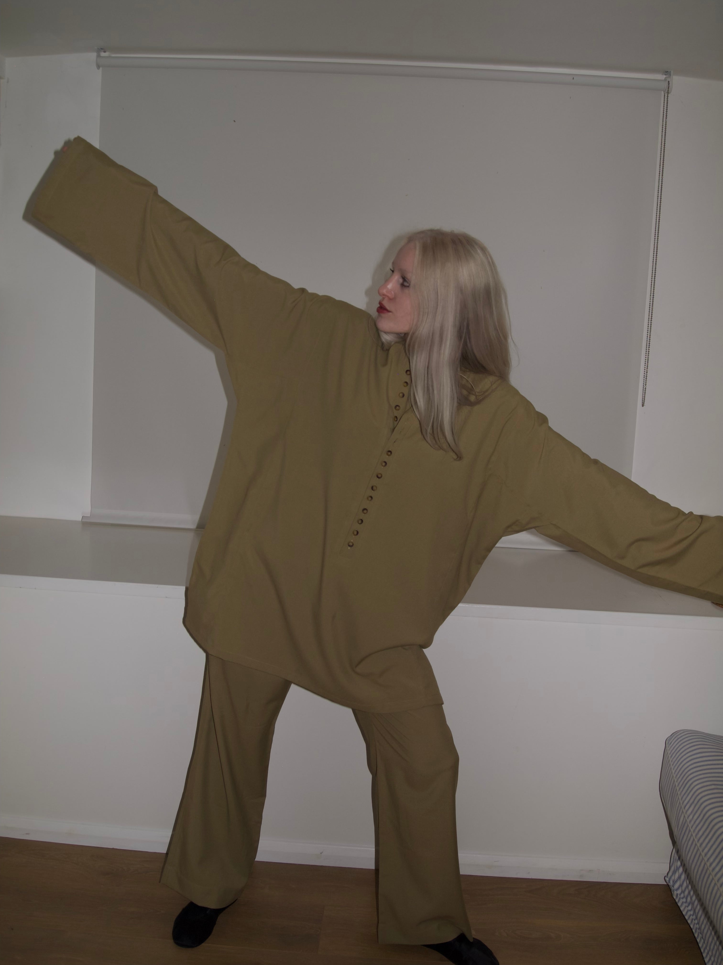 Em Suit – znali.co